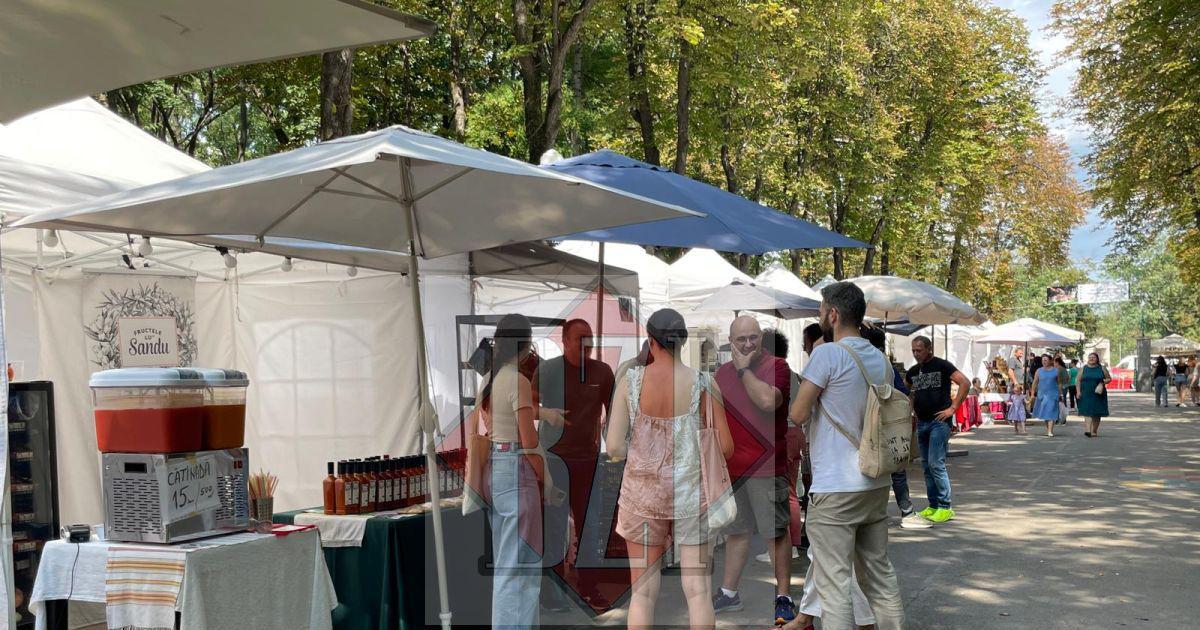 Zeci de persoane sunt prezente în Parcul Expoziției la Târgul Iașul în bucate tradiționale