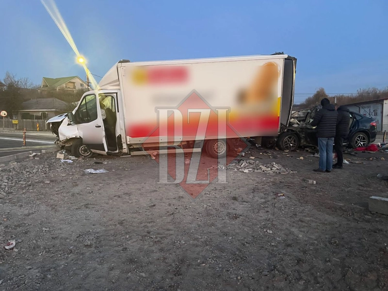 Accident rutier grav la Tg. Frumos. Un autoturism și o autoutilitară au ...
