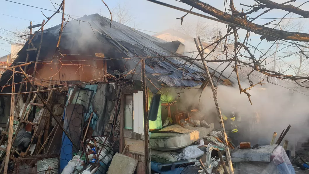 Incendiu în comuna Scheia din judeţul Iaşi. O casă a fost cuprinsă de ...