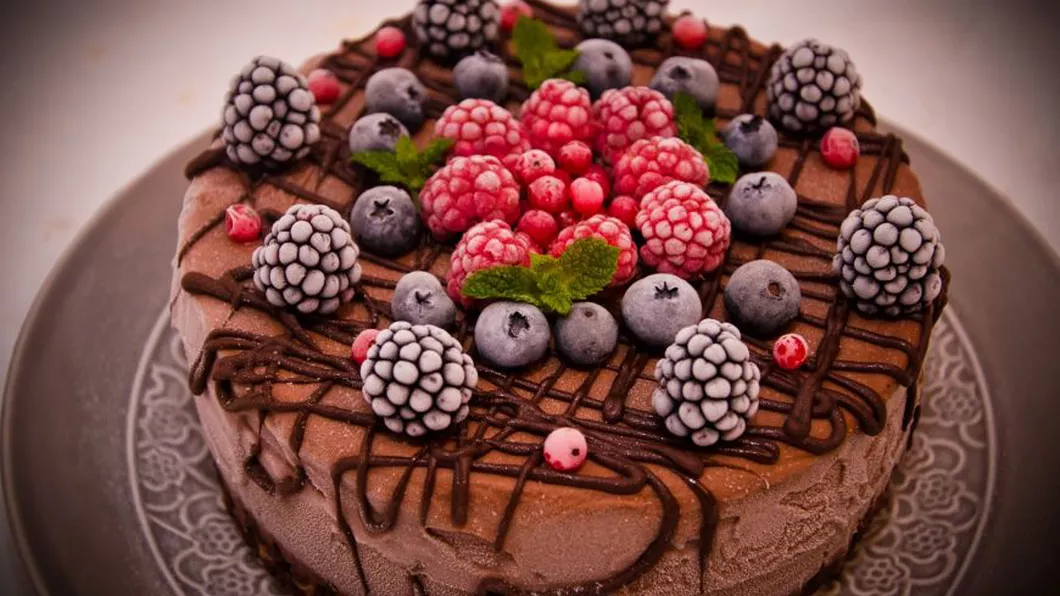 Tort cu fructe și ciocolată. Rețeta cu care vei pregăti un desert ...