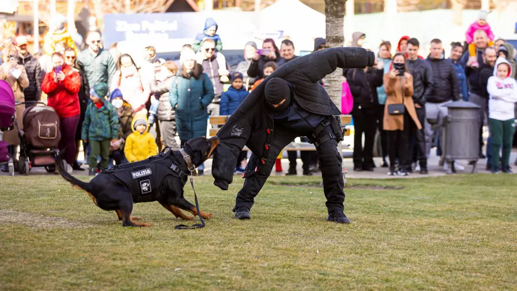 Patrula canină, demonstrații de autoapărare și prezentare a tehnicii de ...