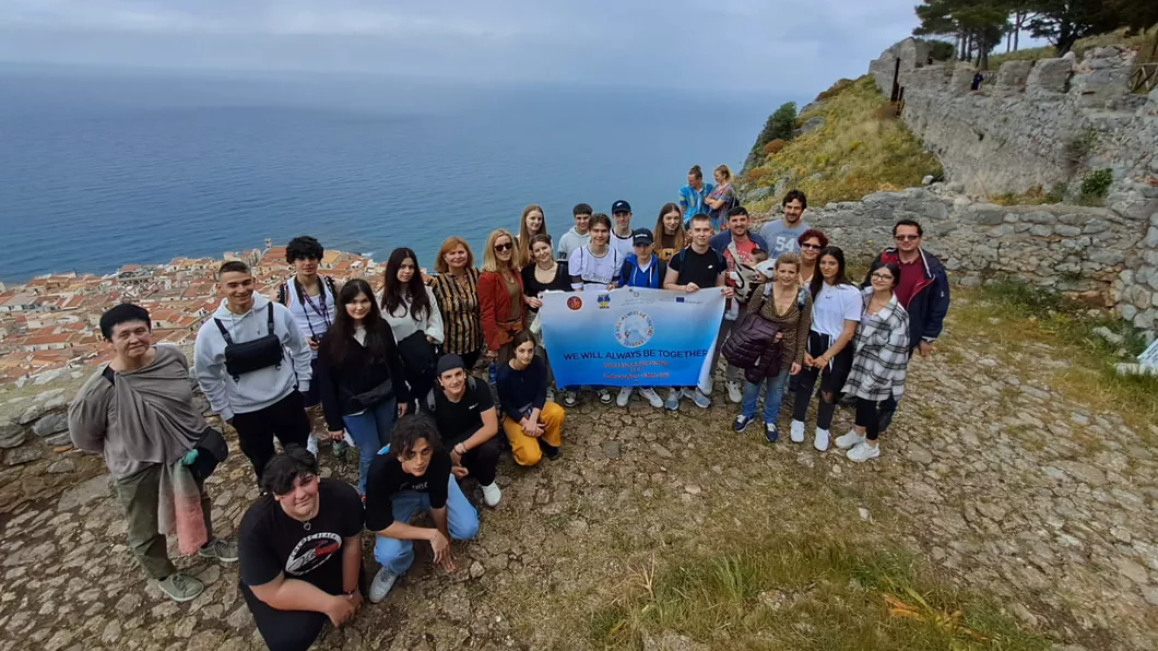 Elevi și profesori de la Colegiul Național De Artă „Octav Băncilă” Iași ...