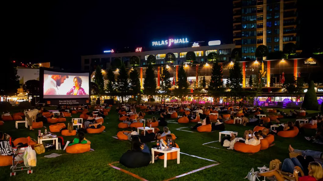 Caravana Orange Pop-up Cinema te invită la seri magice de vară în aer ...