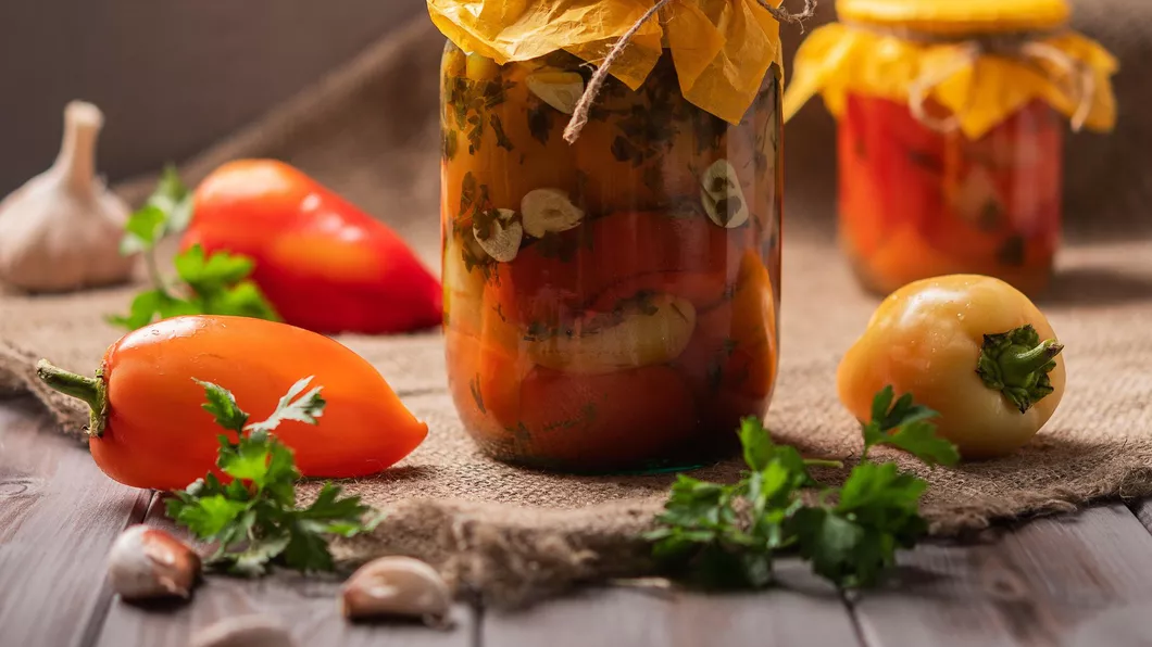 Ardei capia la oțet. O delicatesă deosebită, plină de arome și culori ...