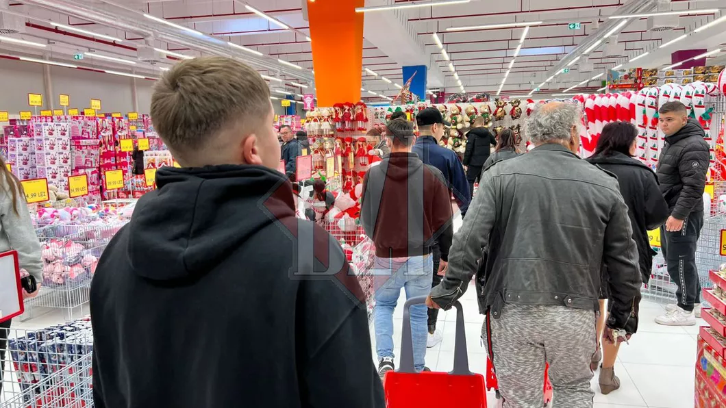 Zeci de clienţi au venit la deschiderea magazinului Jumbo, din Iaşi ...