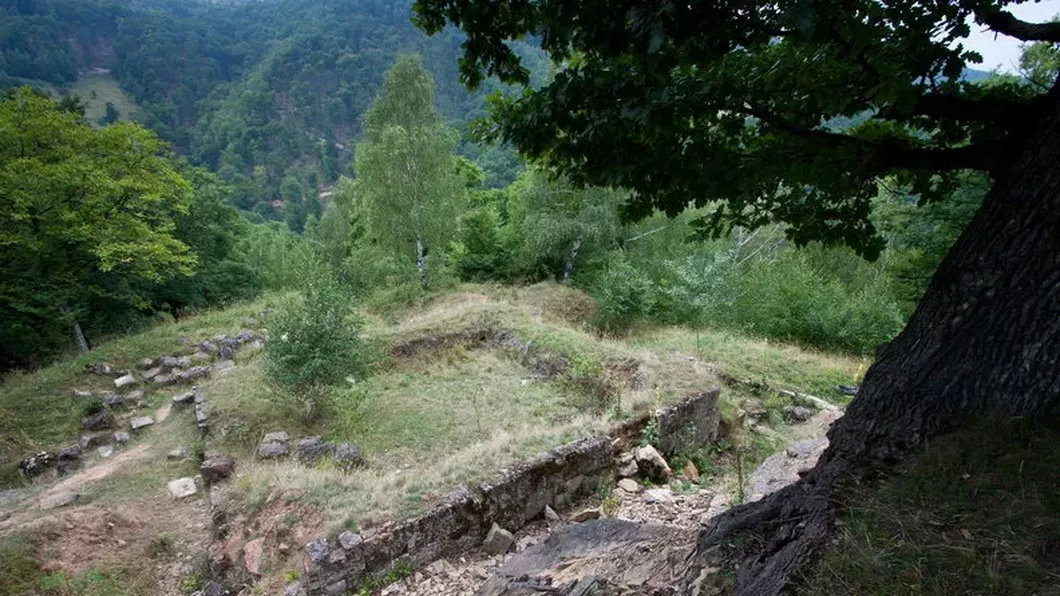 Cetatea dacică UNESCO de la Căpâlna a fost vandalizată. Mai multe ...