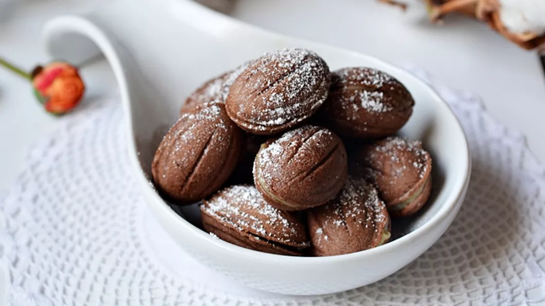 Rețetă de nuci umplute cu cremă fiartă. Desertul nelipsit de la masa de ...