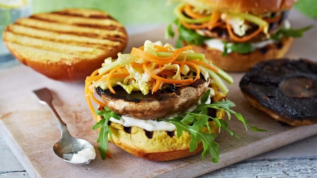 Cea mai simplă rețetă de burger de porc. Tot ce trebuie să știi pentru ...