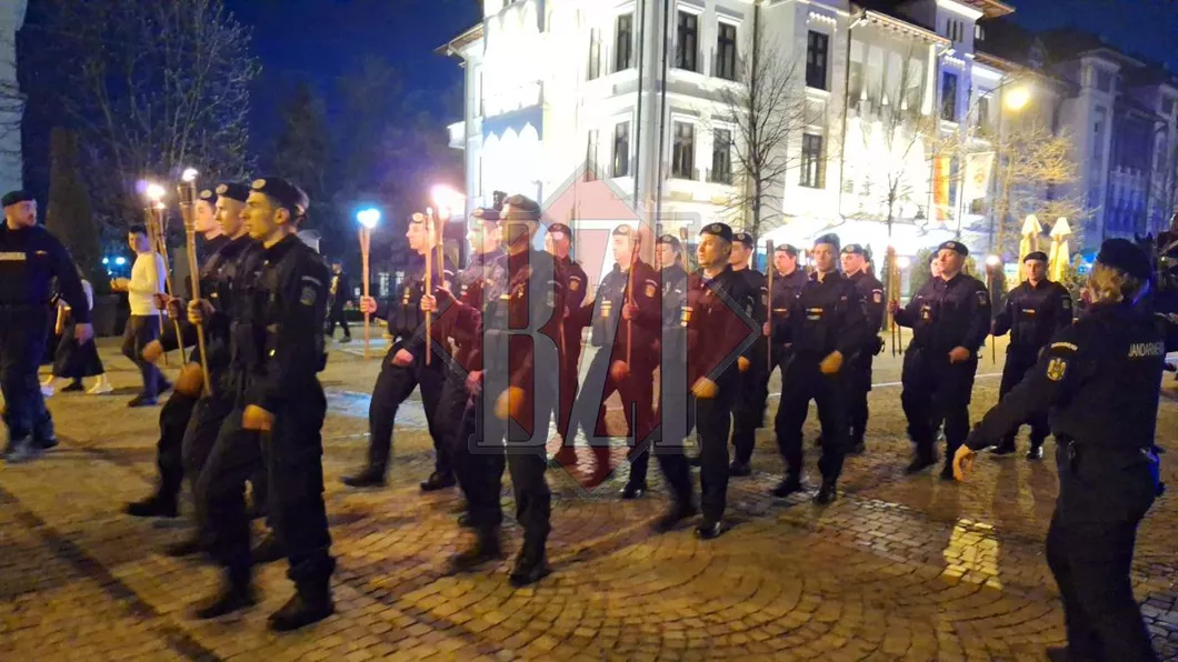 Jandarmii din Iași se retrag cu torțe spre Palatul Culturii. Instituția ...