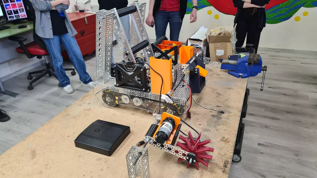 Echipe de robotică participă la Turneul de Ligă al BRD FIRST Tech ...