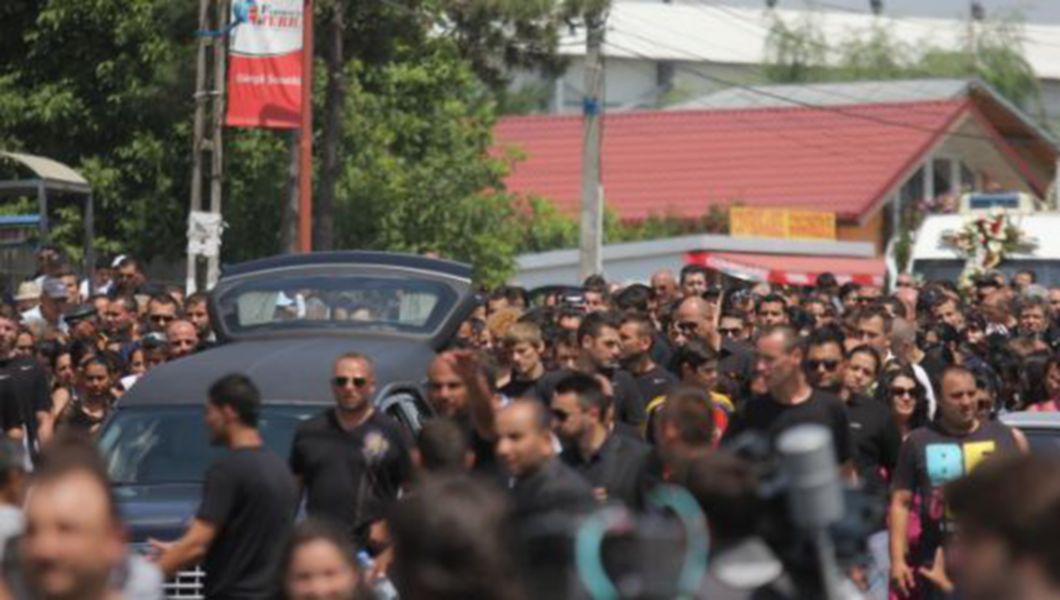 Moment de panica la inmormantarea lui Nae Nicolae. Afla ce s-a ...