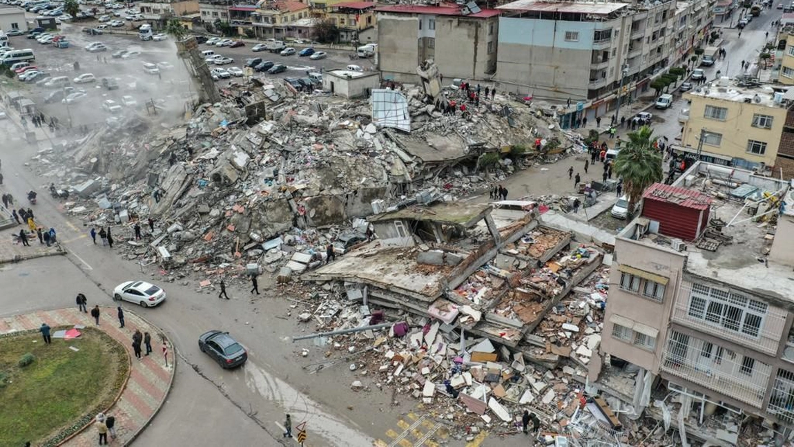 Un bărbat a fost salvat la 11 zile de la cutremurele devastatoare din ...