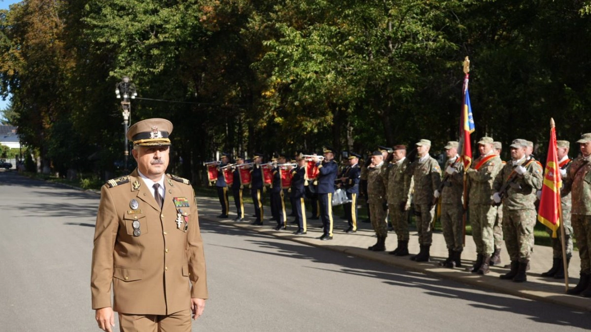 Emoție și respect la Palatul Oștirii din Copou! Colonelul Ionel-Lucian ...