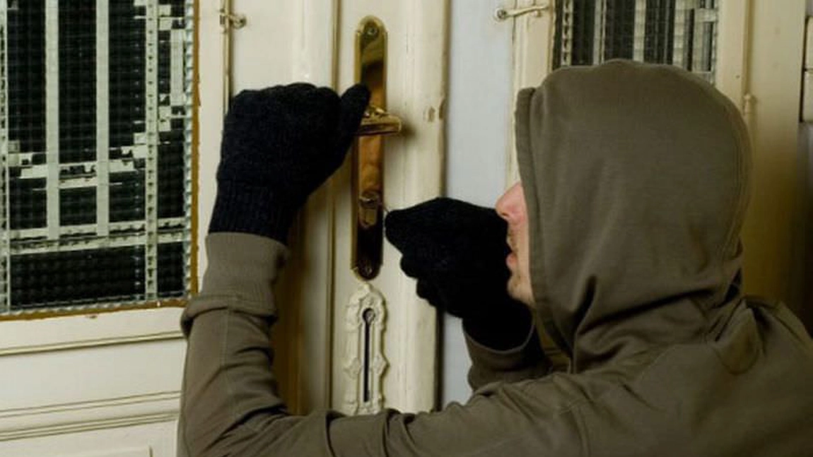 Atenție la ce lași la vedere! Semnalele pe care hoții le urmăresc de ...