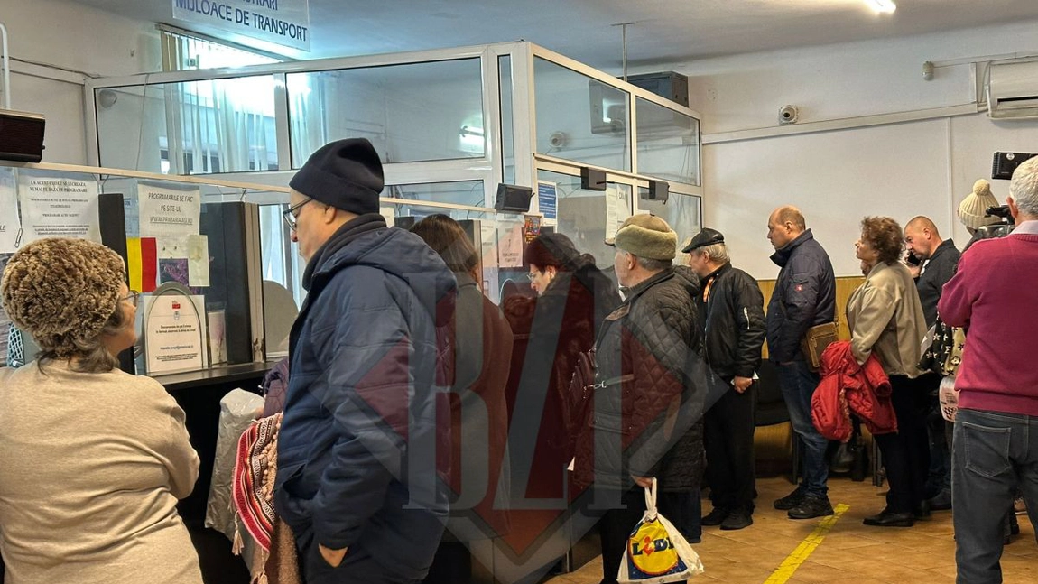 Cozi la ghișeele Primăriei Iași! Oamenii plătesc impozitele mărite ...