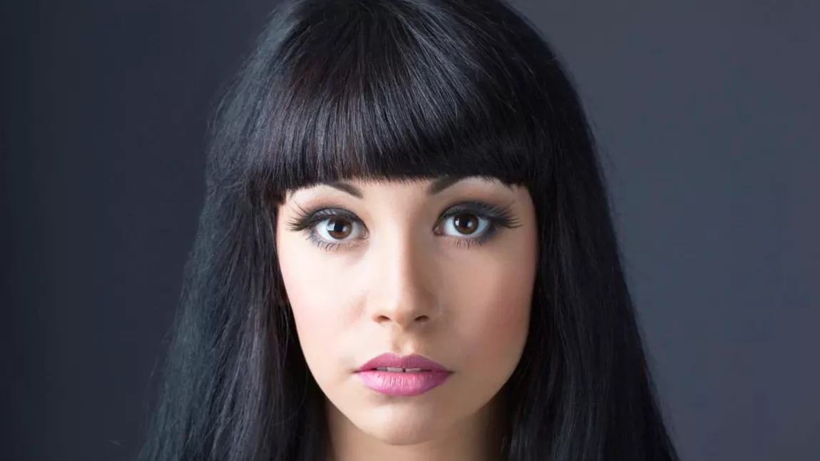 Păr negru. Ce femei pot aborda stilul hollywoodian inspirat din anii '60