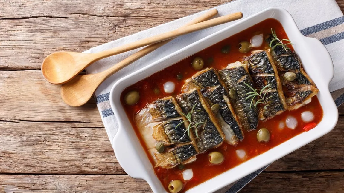 Rețeta de macrou cu sos de roșii și usturoi la cuptor. Iată cum se face ...