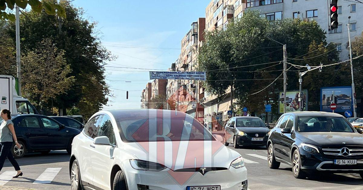 Omul de afaceri Florin Boca a intrat cu un bolid Tesla într-un livrator ...