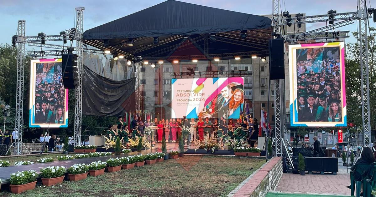 Începe ceremonia de depunere a jurământului pentru absolvenții ...