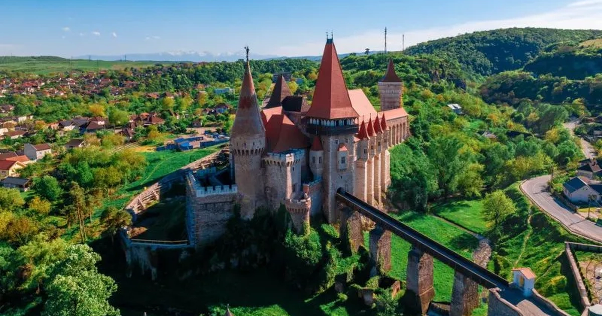 Castelul din România care i-a cucerit pe străini! Turiștii sunt uimiți ...