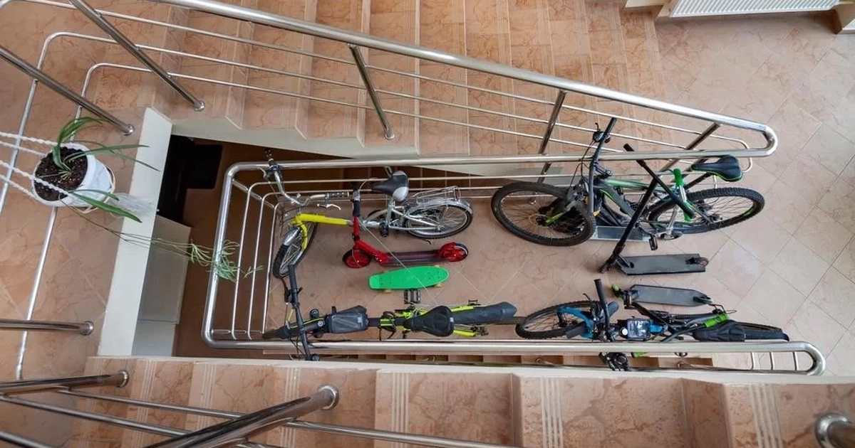 Ce nu ai voie să depozitezi pe holul blocului! Mulți locatari nu știau ...