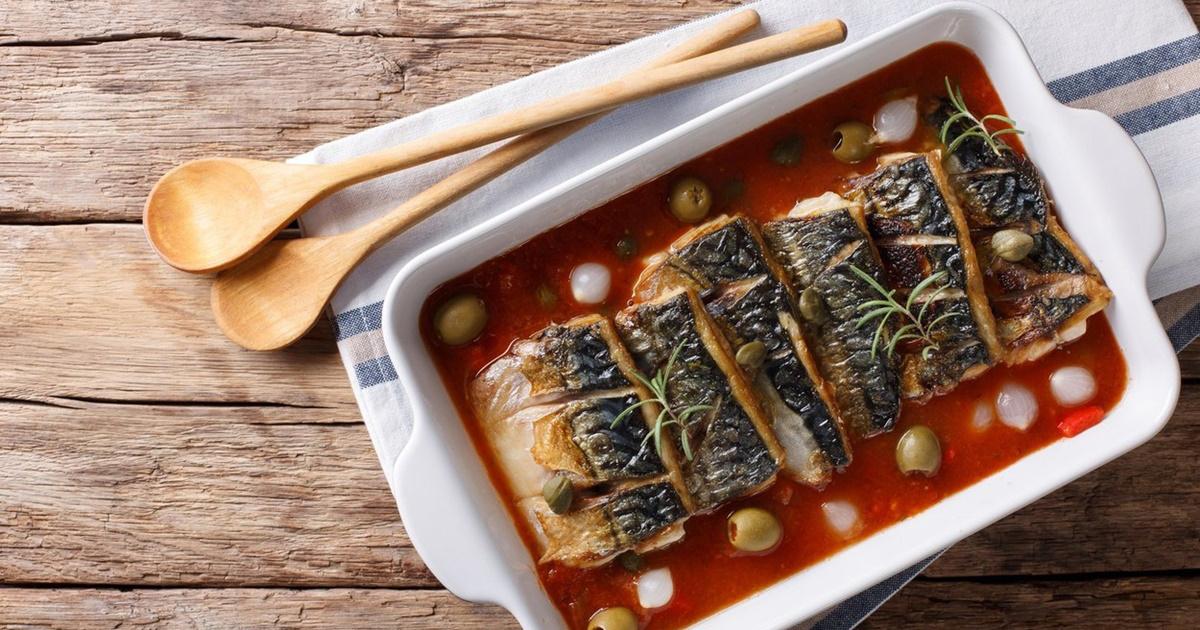 Rețeta de macrou cu sos de roșii și usturoi la cuptor. Iată cum se face ...