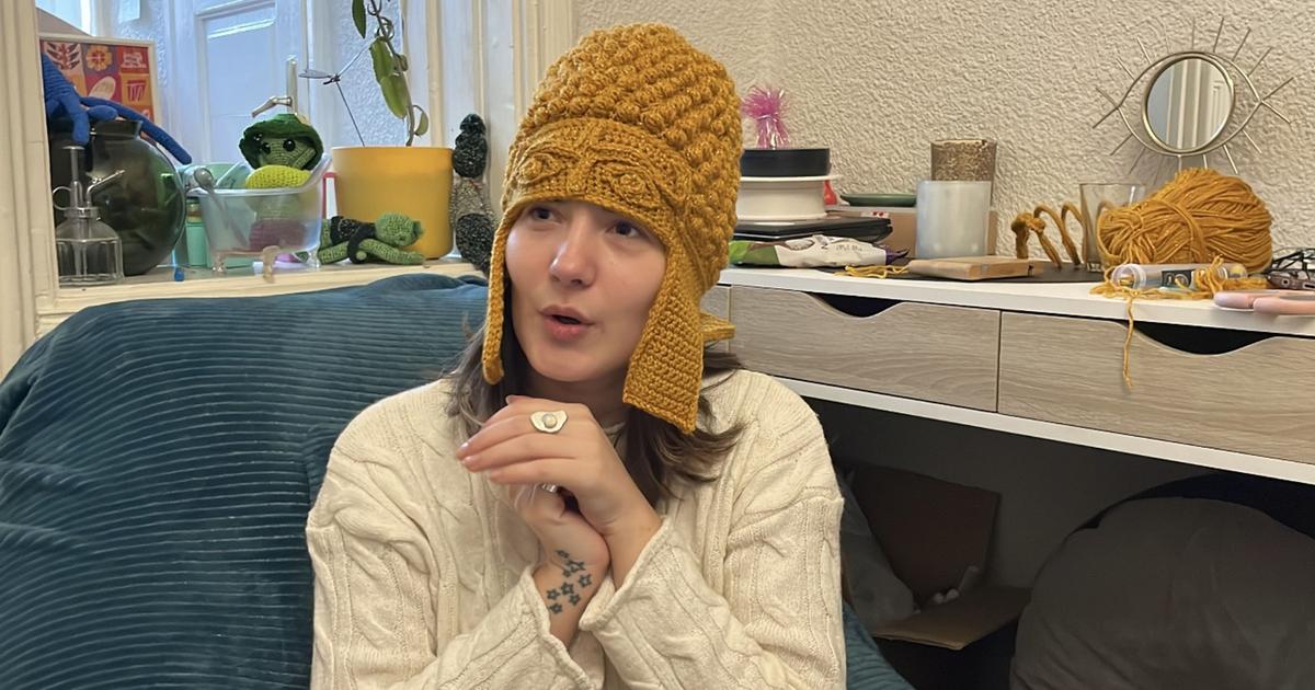 Ea este ieșeanca care a croșetat un coif din lână după
