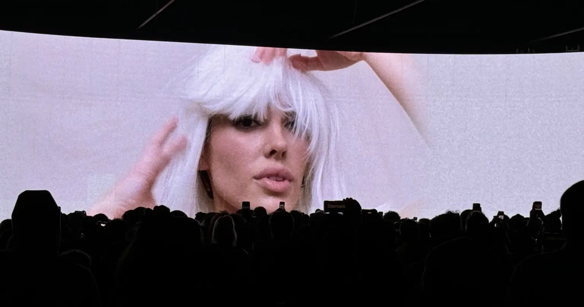 Bianca Censori, de nerecunoscut la premiera filmului său