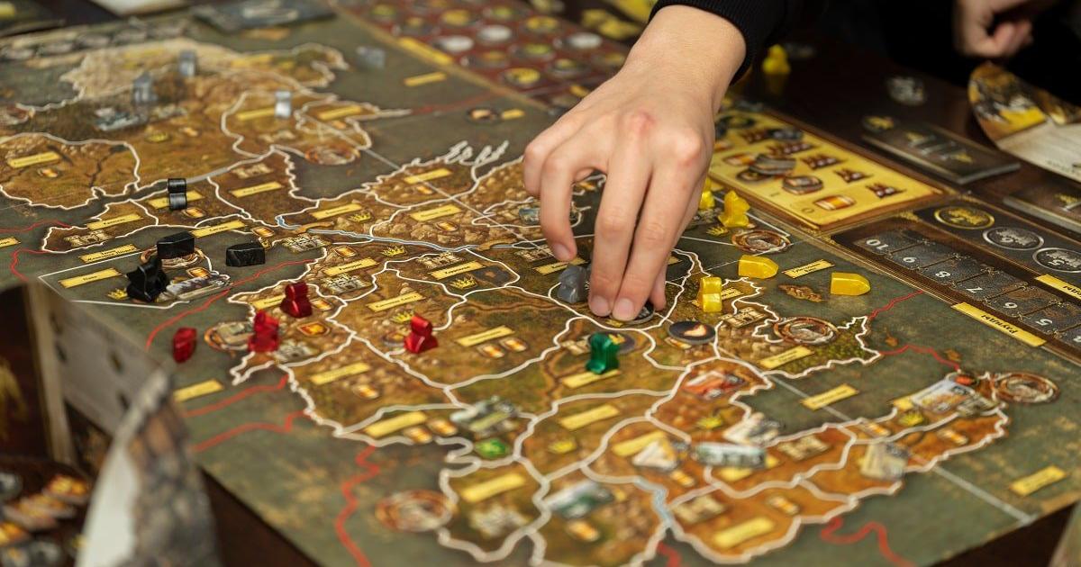 Iată câteva idei de jocuri de societate pentru adulți care te vor captiva în totalitate • Buna ...