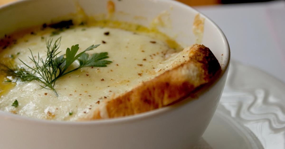 Iată cum poți prepară o supă cremă de ceapă, după rețeta originală din ...