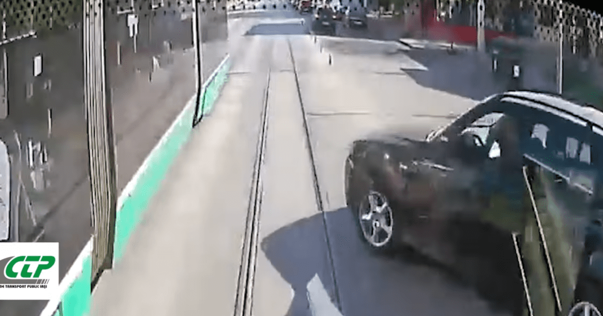 Accident rutier la Iași! Un autoturism a lovit un autobuz CTP pe care l ...