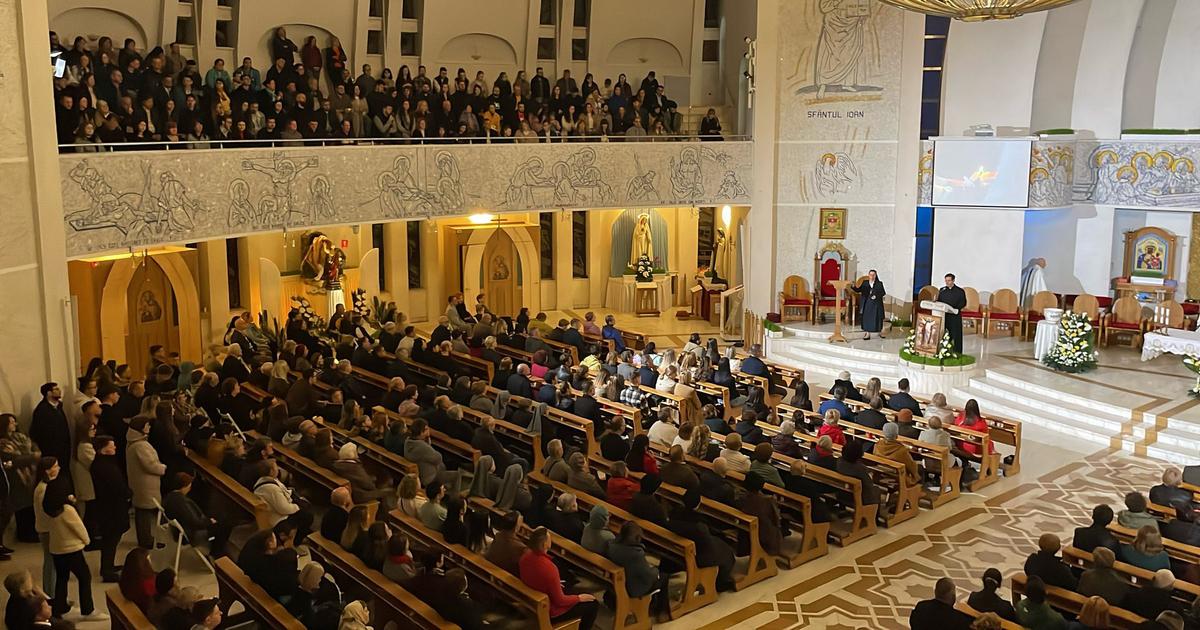 Noaptea de Înviere în Biserica Catolică. Sute de credincioși catolici ...