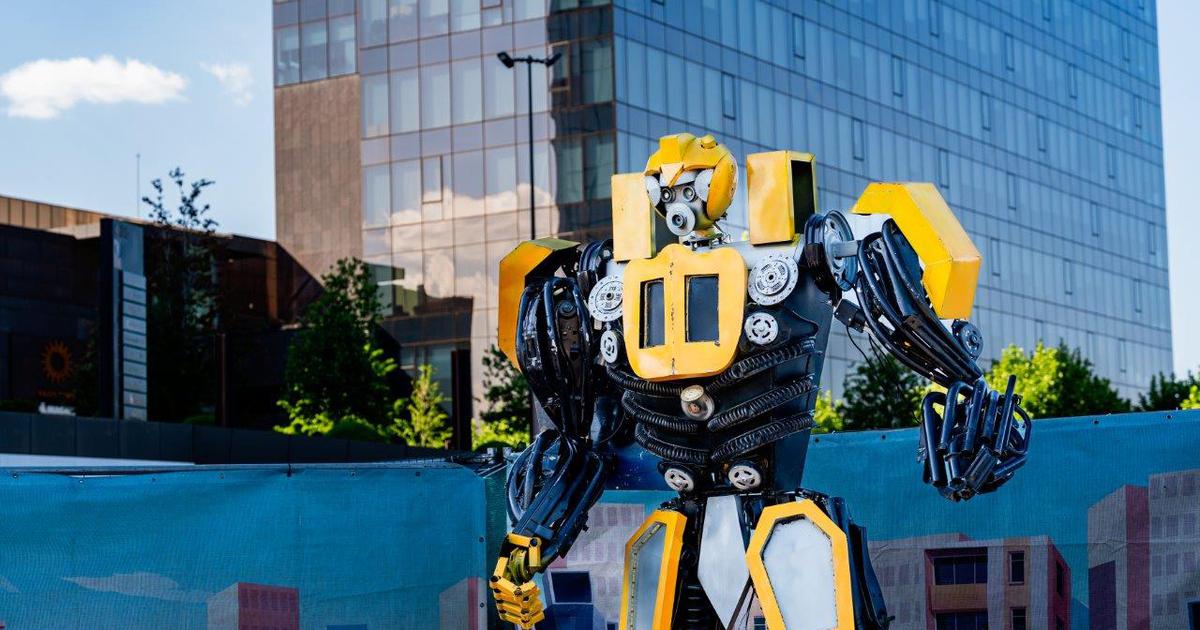 Expoziția „Transform Robots Alive” aduce 14 roboți gigant în Iulius ...
