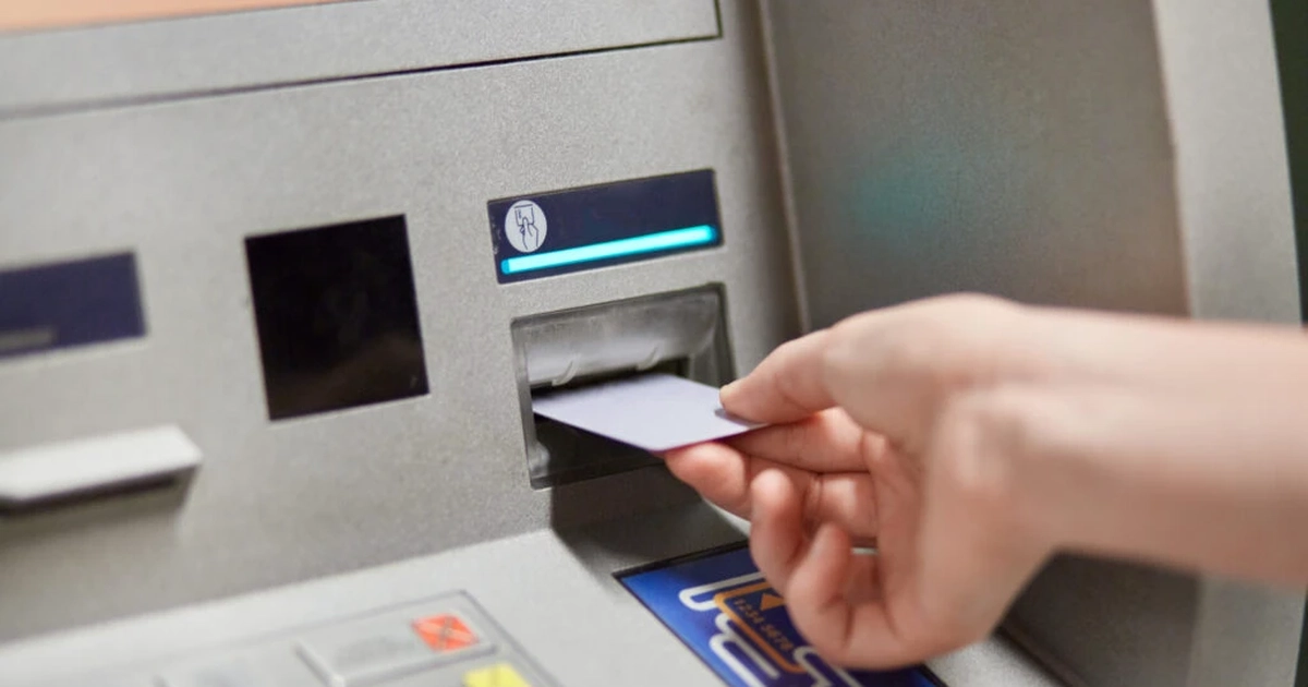 Cardurile de pe care nu trebuie să retragi bani de la bancomat! Care ...