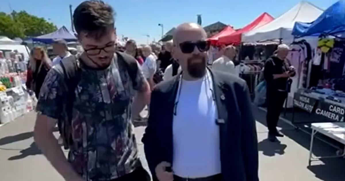 Piedone le cere bani fanilor care vor să facă poze cu el. Șeful ANPC a ...