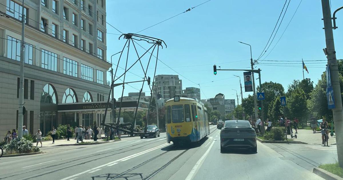 Situație incredibilă la Iași! Pantograful unui tramvai s-a rupt în mers ...