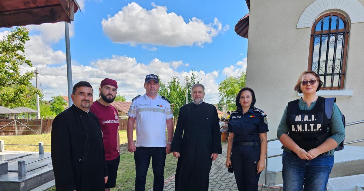 Prevenție în pridvorul bisericii! Polițiștii ieșeni au oferit lecții de ...