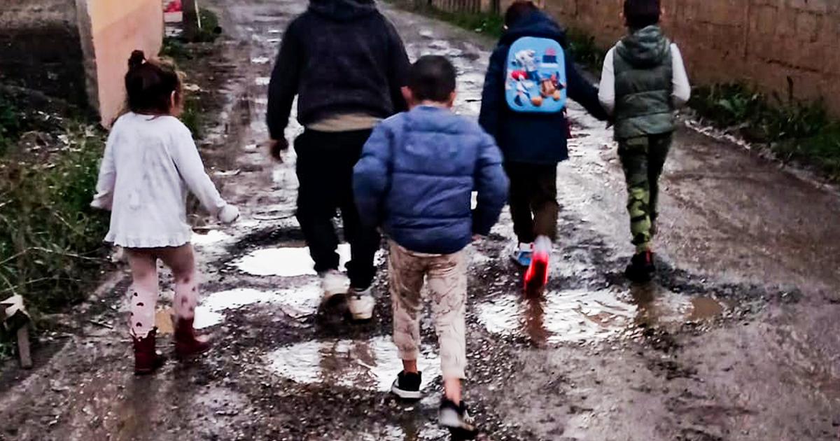 În noroi până la gât! Așa se circulă de ani pe drumurile din comuna ...