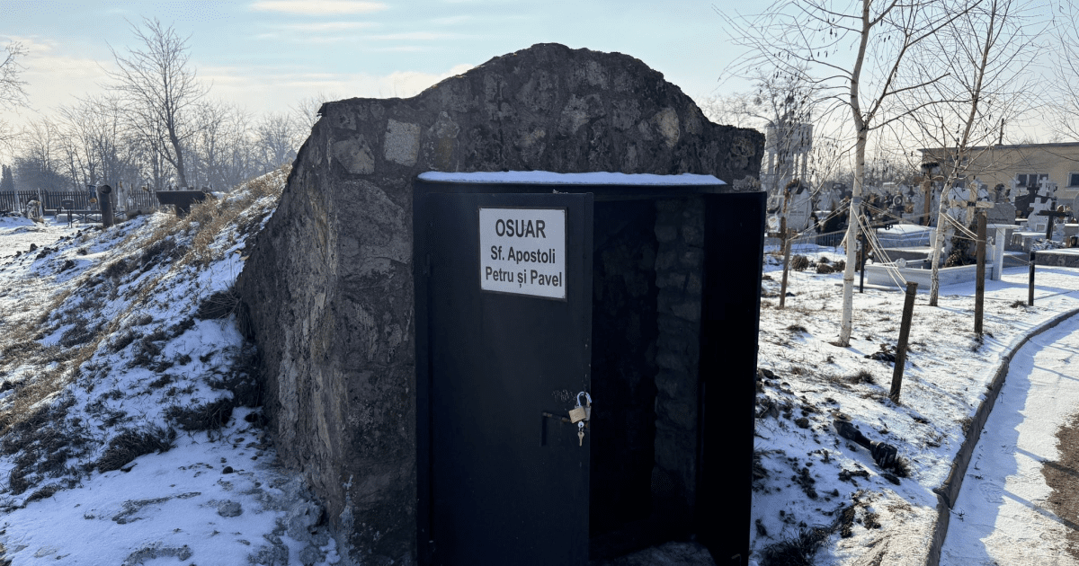 O pivniță veche din cimitirul „Sf. Apostoli Petru și Pavel” adăpostește ...