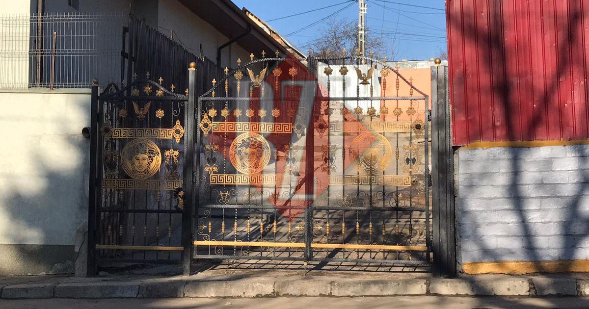 Cea mai mare aroganţă la Iaşi. Casa stă să cadă, dar poarta e Versace ...