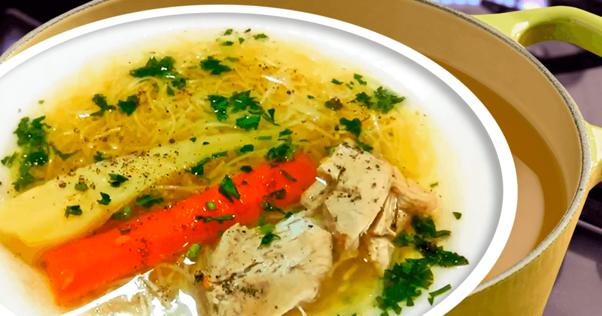 Supă de pui ca la bunica: Una dintre cele mai bune rețete ale copilăriei