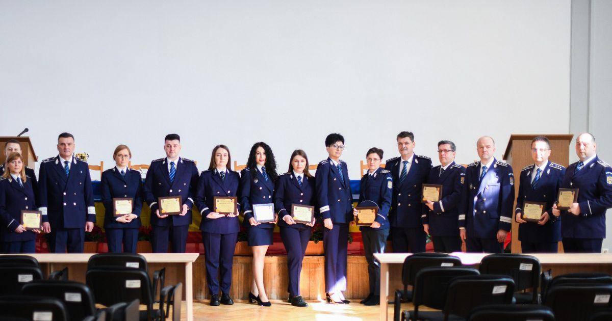 Sute de polițiști din cadrul IPJ Iași au fost avansați în grad ...