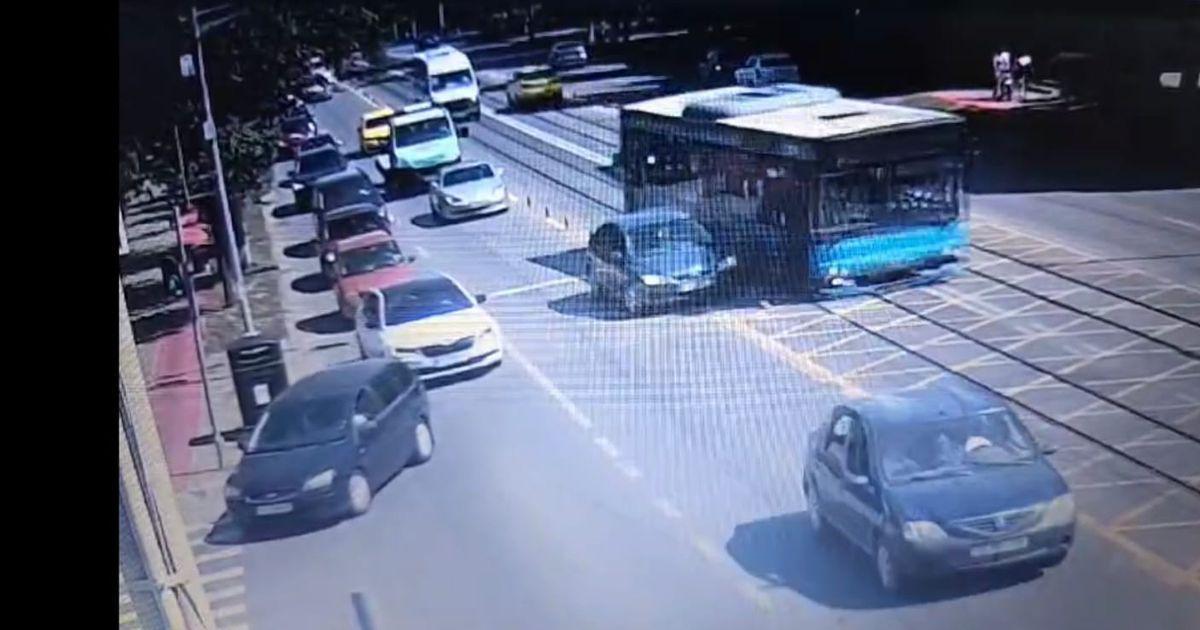 Accident rutier în Nicolina! Momentul impactului a fost surprins de ...