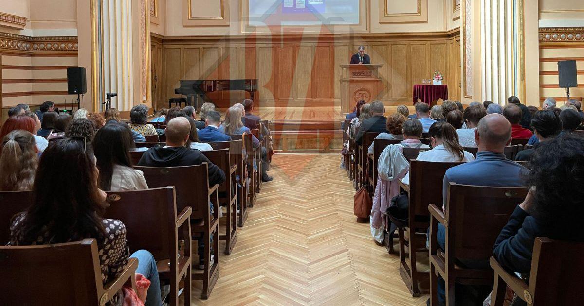 În Aula Bibliotecii Centrale Universitare „Mihai Eminescu” din Iaşi are ...