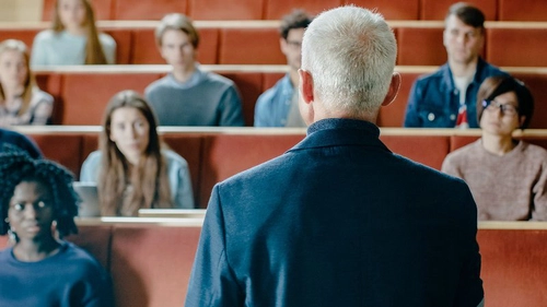 Cât câștigă un profesor universitar? Află care sunt salariile de bază ...