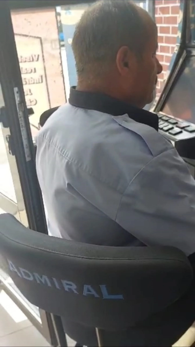 Video savuros! Roșu sau negru? În uniformă de paznic, la jocuri de