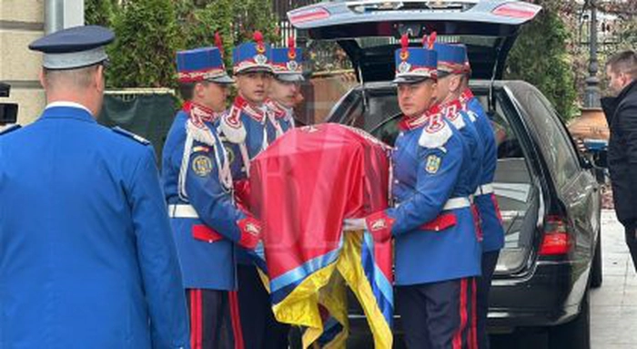 Sicriul a fost urcat pe dric.