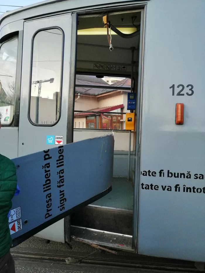 Situație tragi-comică la Iași! Un tramvai a rămas fără ușa din spate