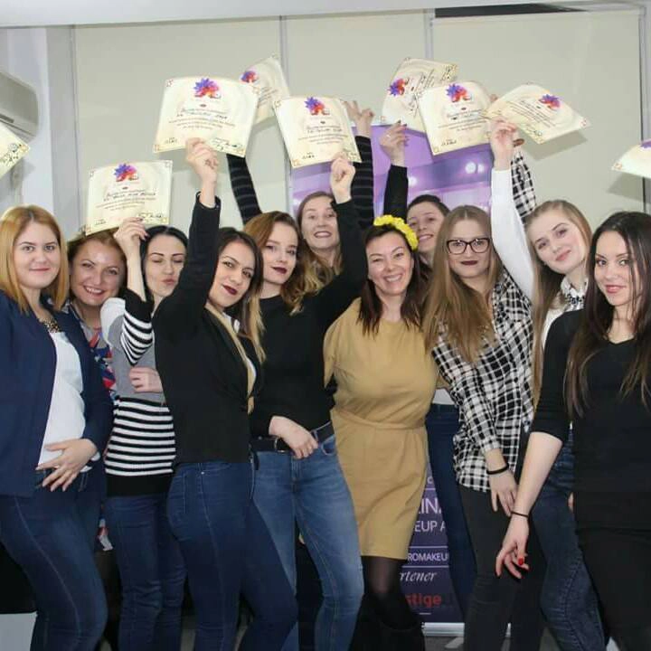 Este o veterană în materie de frumusețe și te poate învăța să te ...