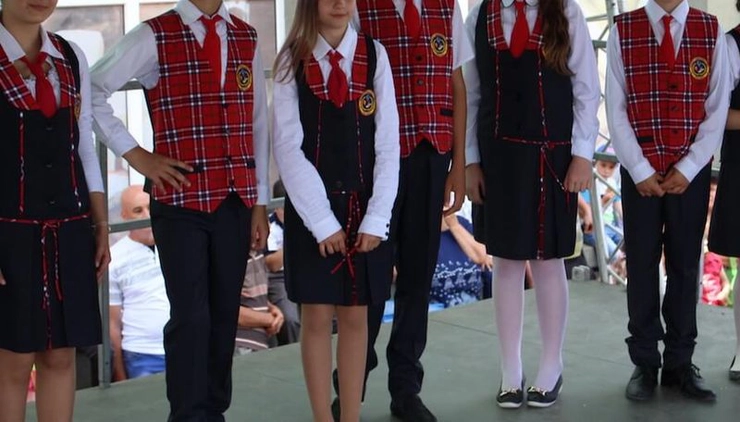 Uniforma obligatorie în şcoli nu scapă de dezbaterile aprinse. Ce își ...